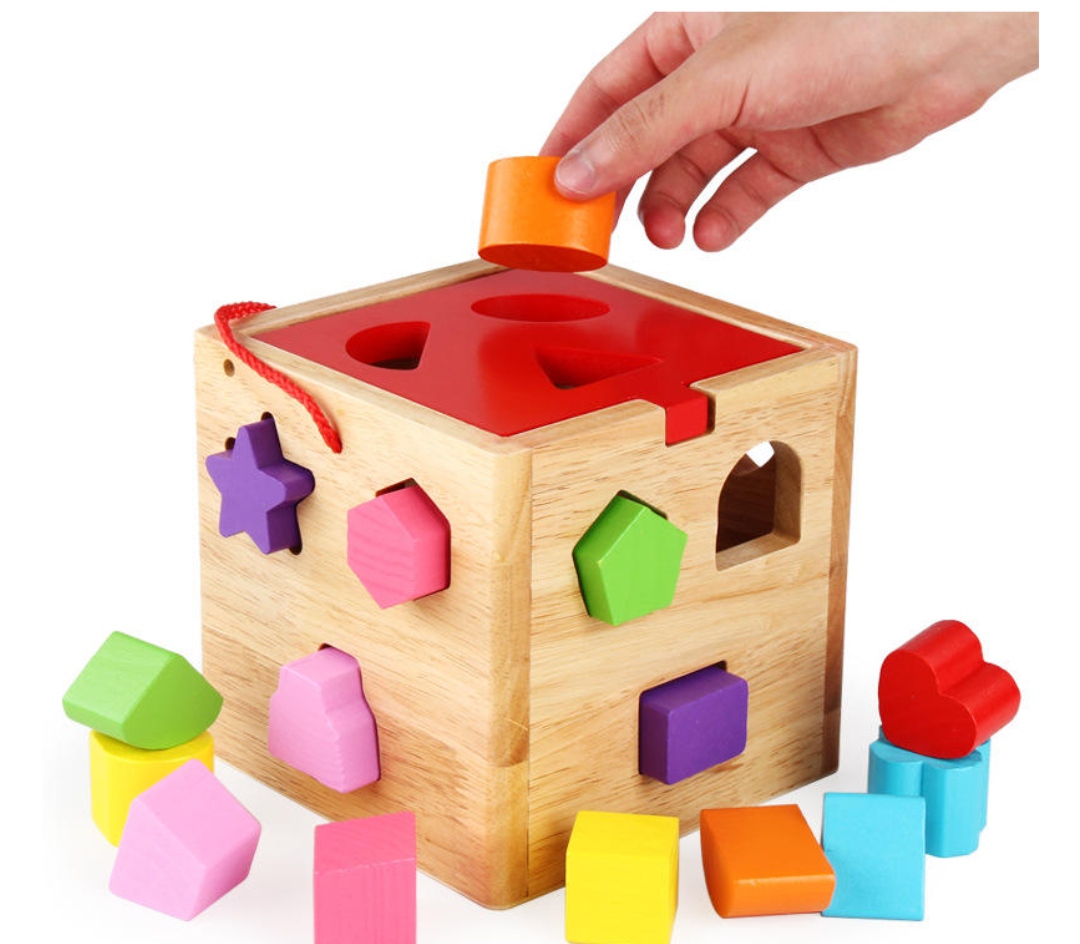 Didaktička drvena kocka sa oblicima, u boji . Platforma knjiga