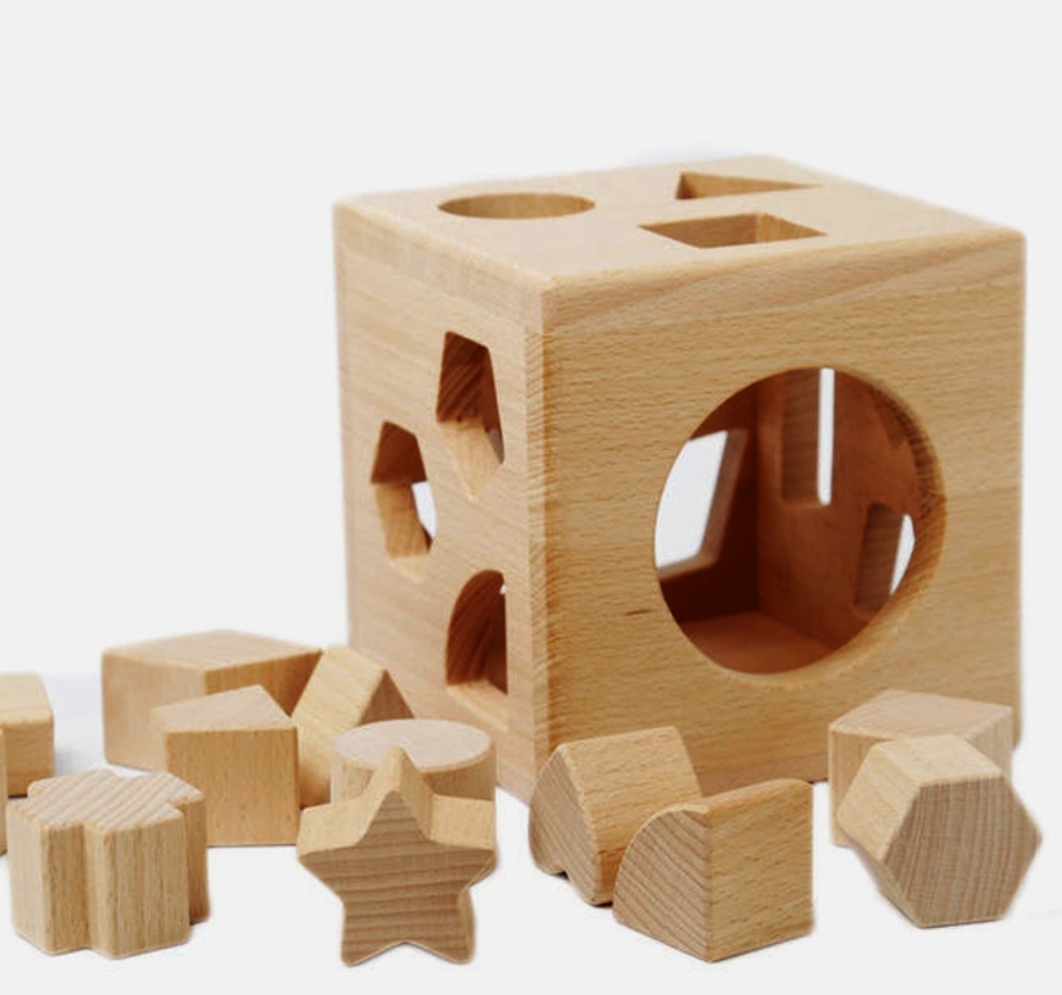 Didaktička drvena kocka sa oblicima, boja drveta. Platforma knjiga